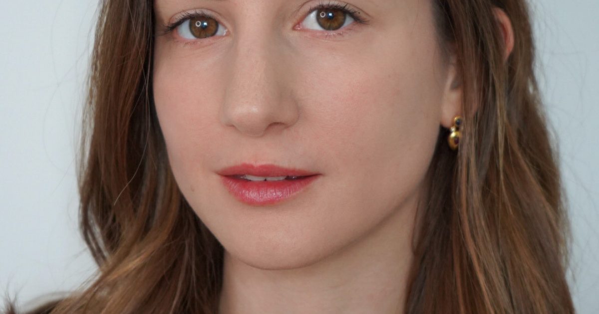 Cindy Rizzo | Book now | Live Yoga Teachers